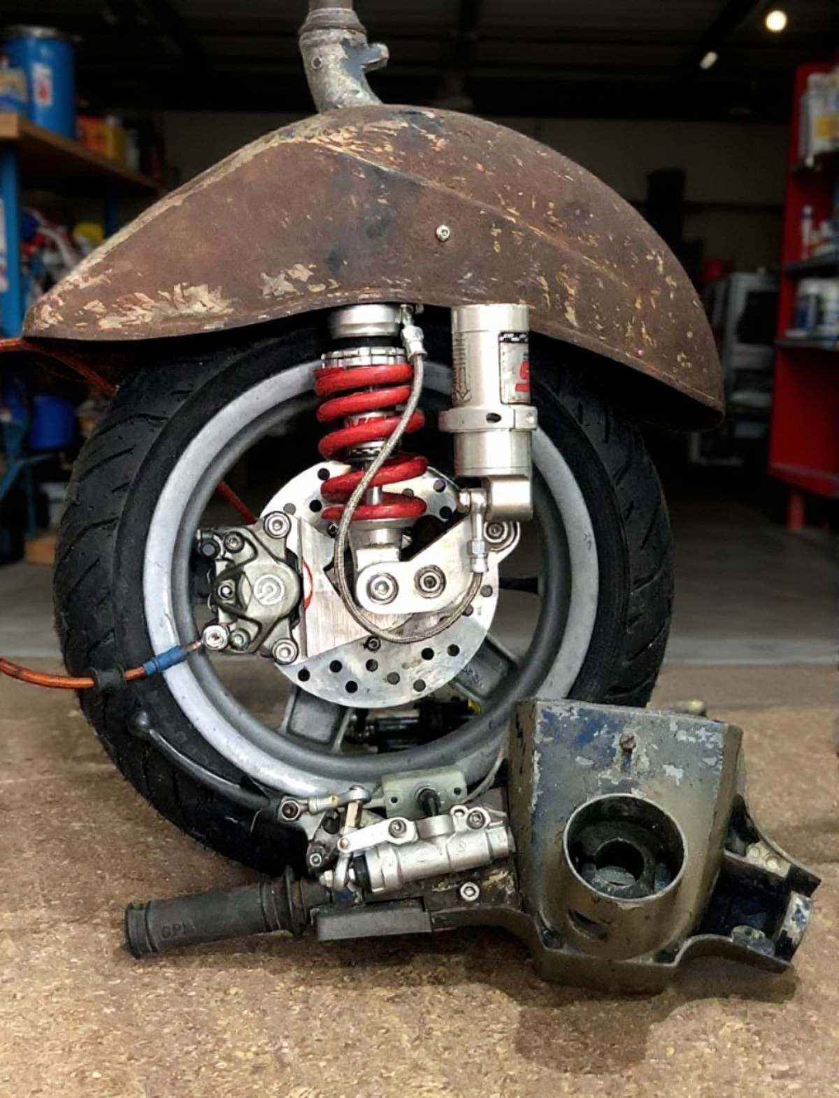 Using modern disc brakes on old scooter frames - RD350